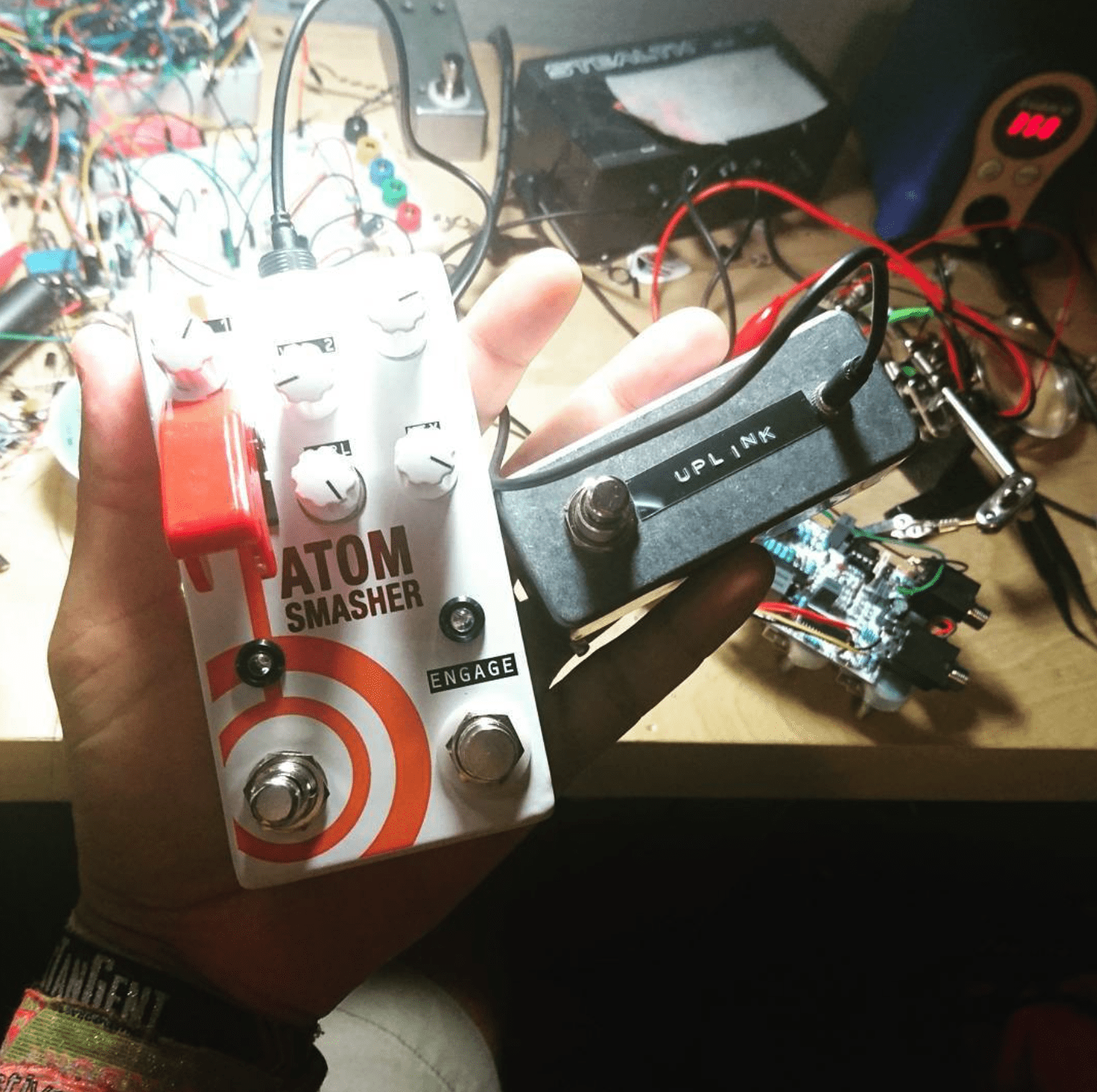 The Atom Smasher hacks the digital delay guitar pedal - gearnews.com