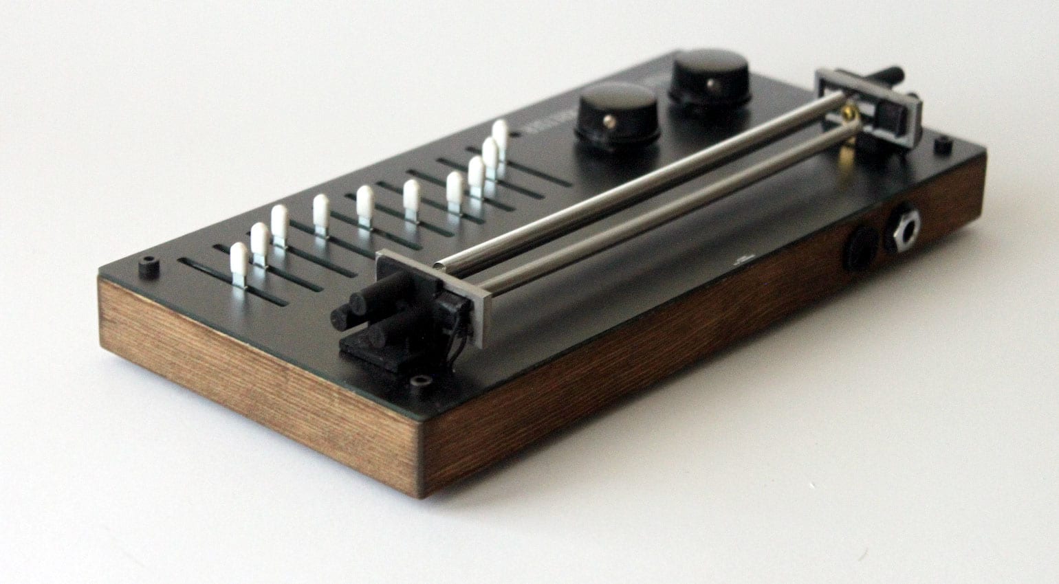 FJÆRLETT: Spring reverb audio feedback instrument of the gods ...