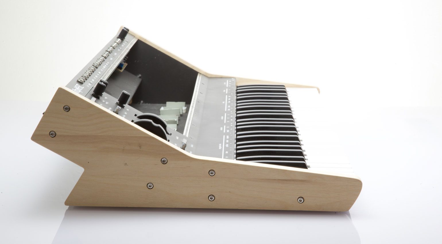 Cre8Audio NiftyKEYZ: Custom synthesizer, modular case and MIDI ...